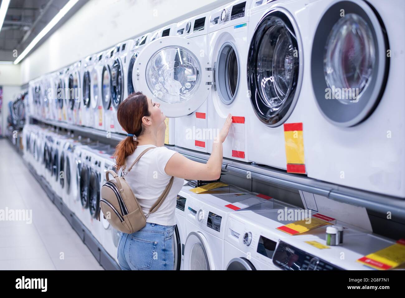 Woman washing machine shop hi-res stock photography and images - Alamy
