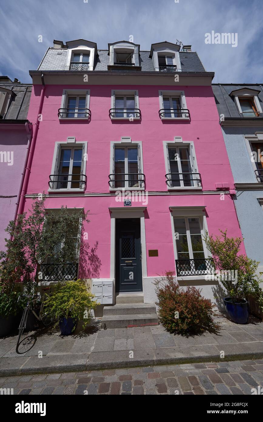 Streetside entrance hi-res stock photography and images - Alamy