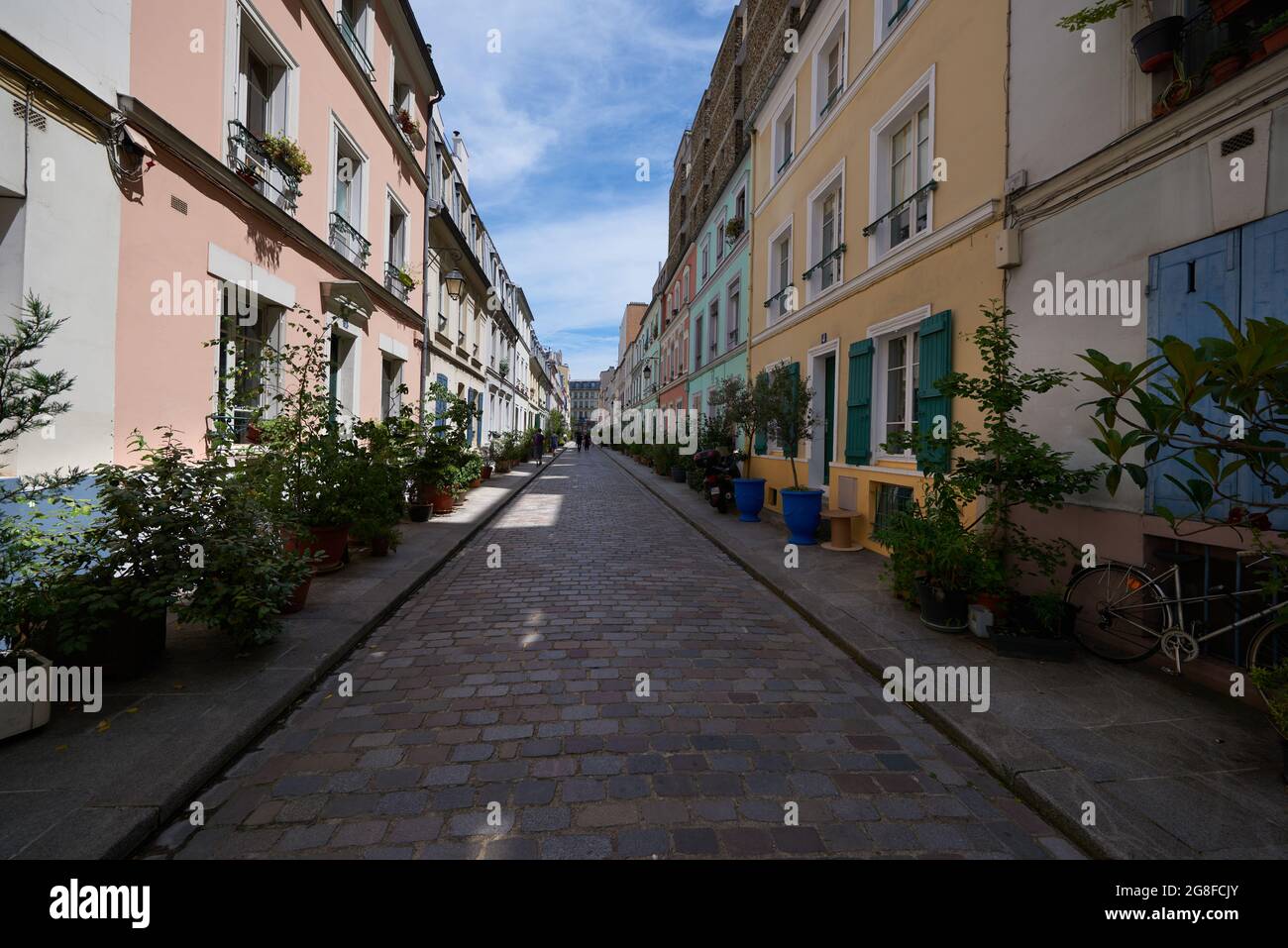 Scenery of residential buildings and plants on the streetside Stock ...