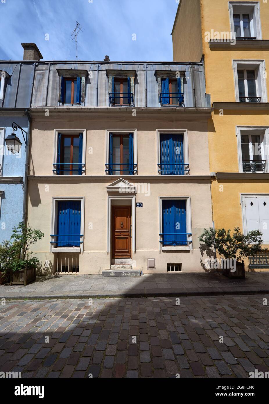 Streetside entrance hi-res stock photography and images - Alamy