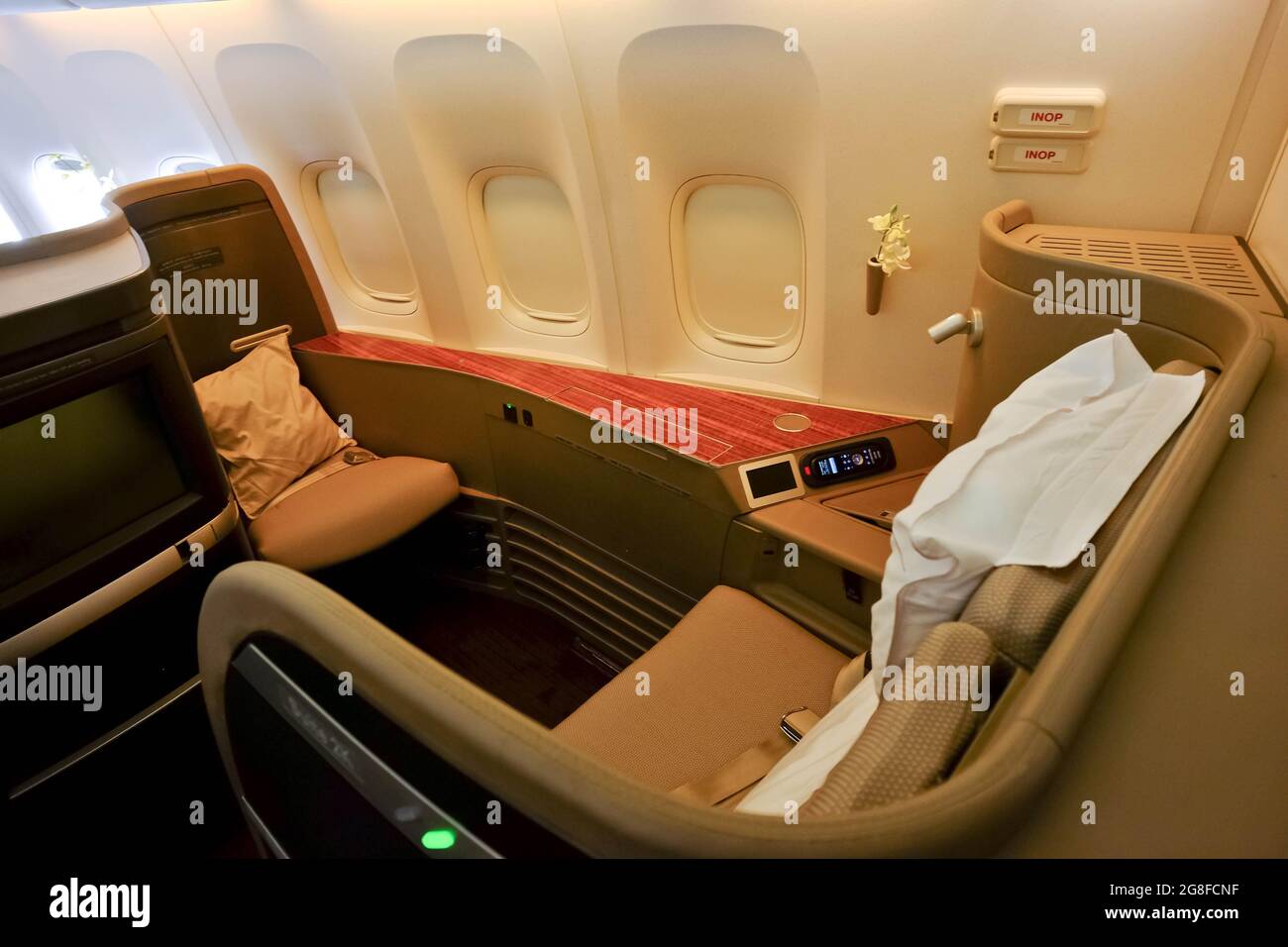 Boeing 777 interior hi-res stock photography and images - Alamy