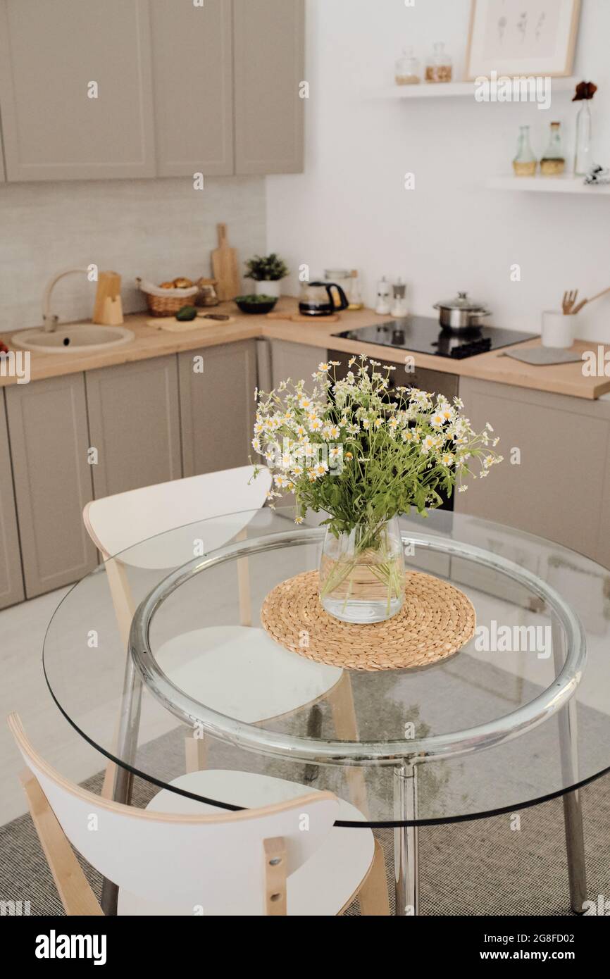 Kitchen table bunch hi-res stock photography and images - Alamy