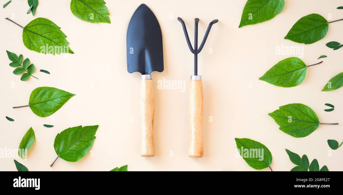 Garden and horticulture banner with shovel and rake. Circle shaped ...