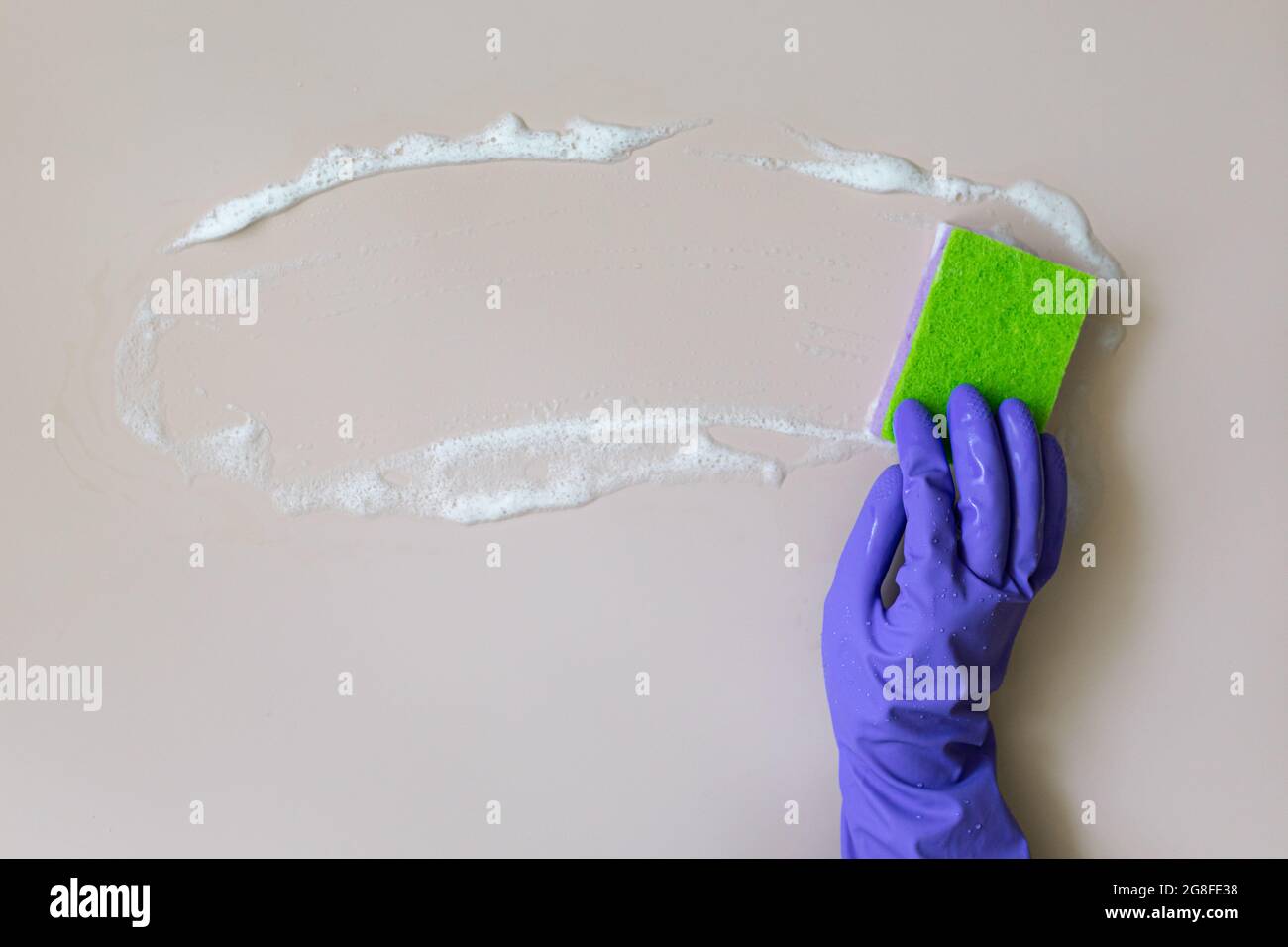 Hand in rubber glove washes the wall cleaner Stock Photo - Alamy