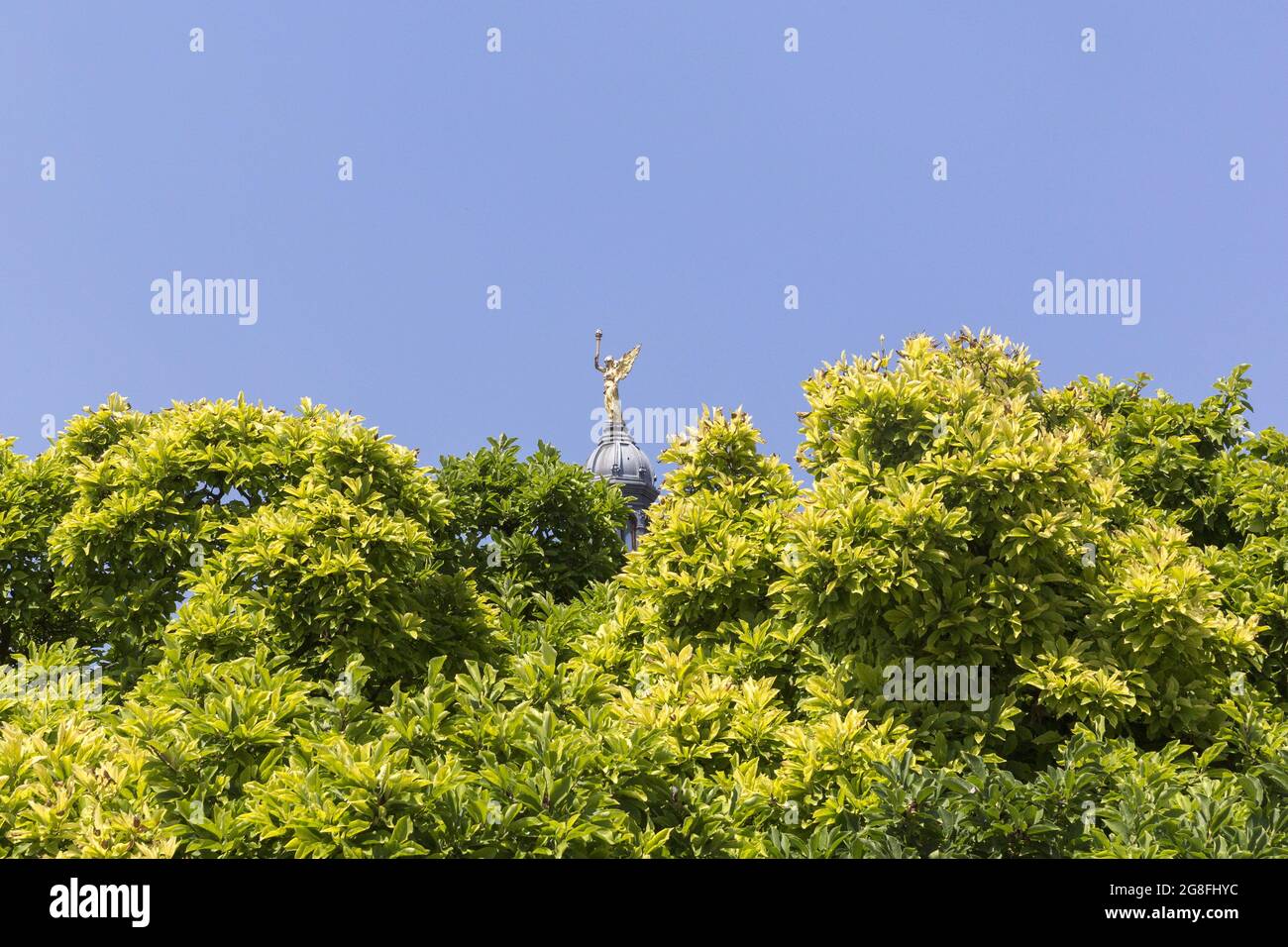 Golden sculpture of the Nike Stock Photo - Alamy