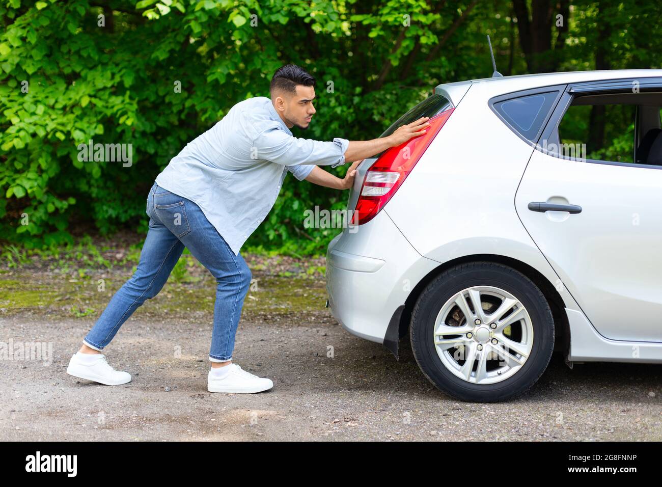 Car broken down side of the road hi-res stock photography and images ...
