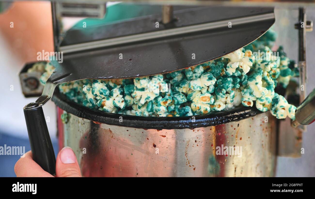 Cooking colorful popcorn on the street Stock Photo - Alamy