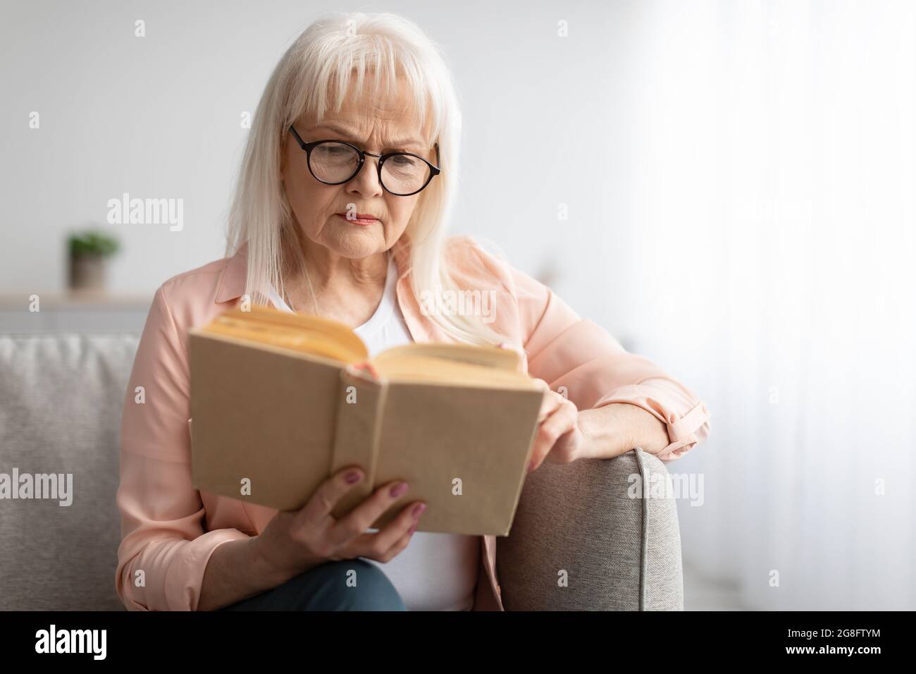 Woman squinting to read hi-res stock photography and images - Alamy