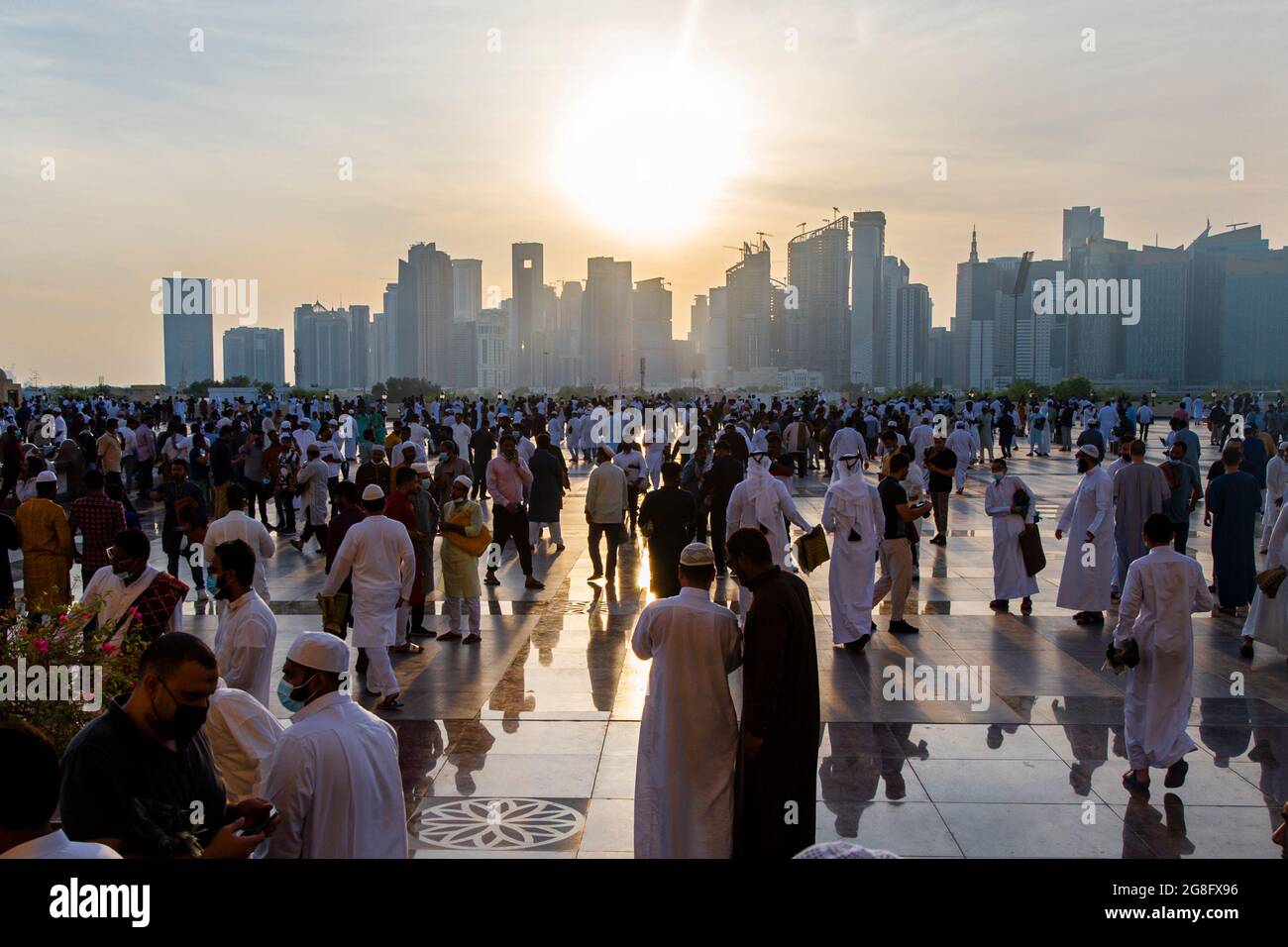 (210720) -- DOHA, July 20, 2021 (Xinhua) -- People greet each other ...