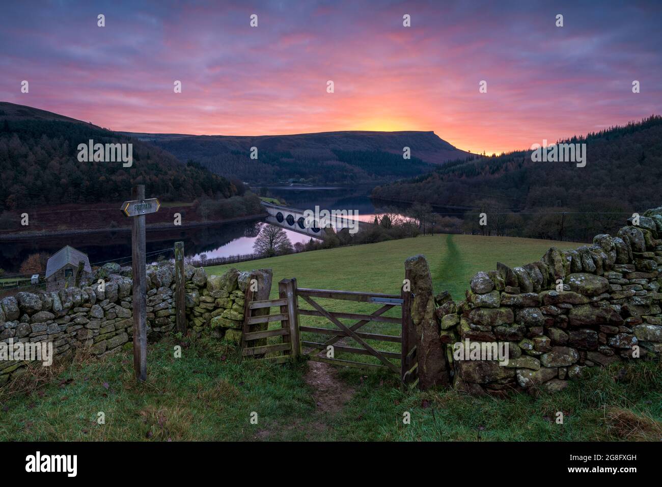 Ladybower Reservoir with Baslow Edge in the distance at sunrise, Peak ...