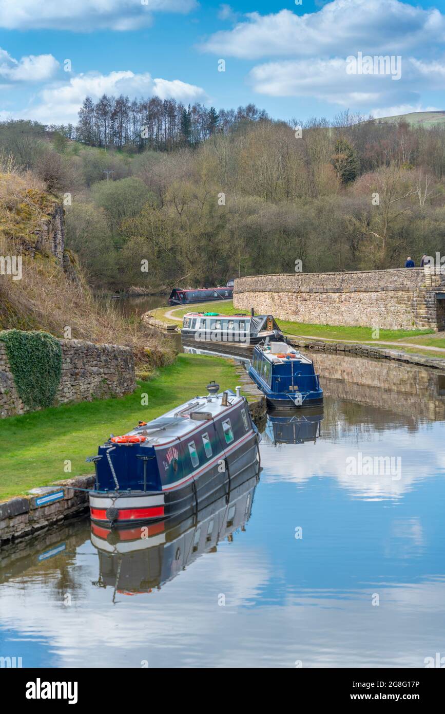 Narrow boats england hi-res stock photography and images - Alamy