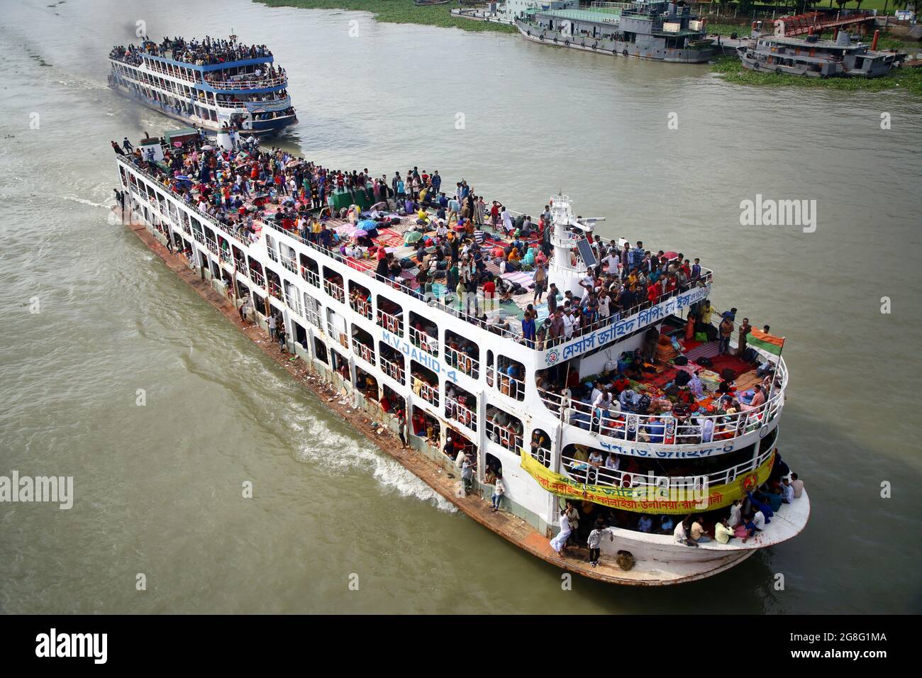 July 20,2021.Dhaka,Bangladesh: Ferries packed with homebound travelers ...