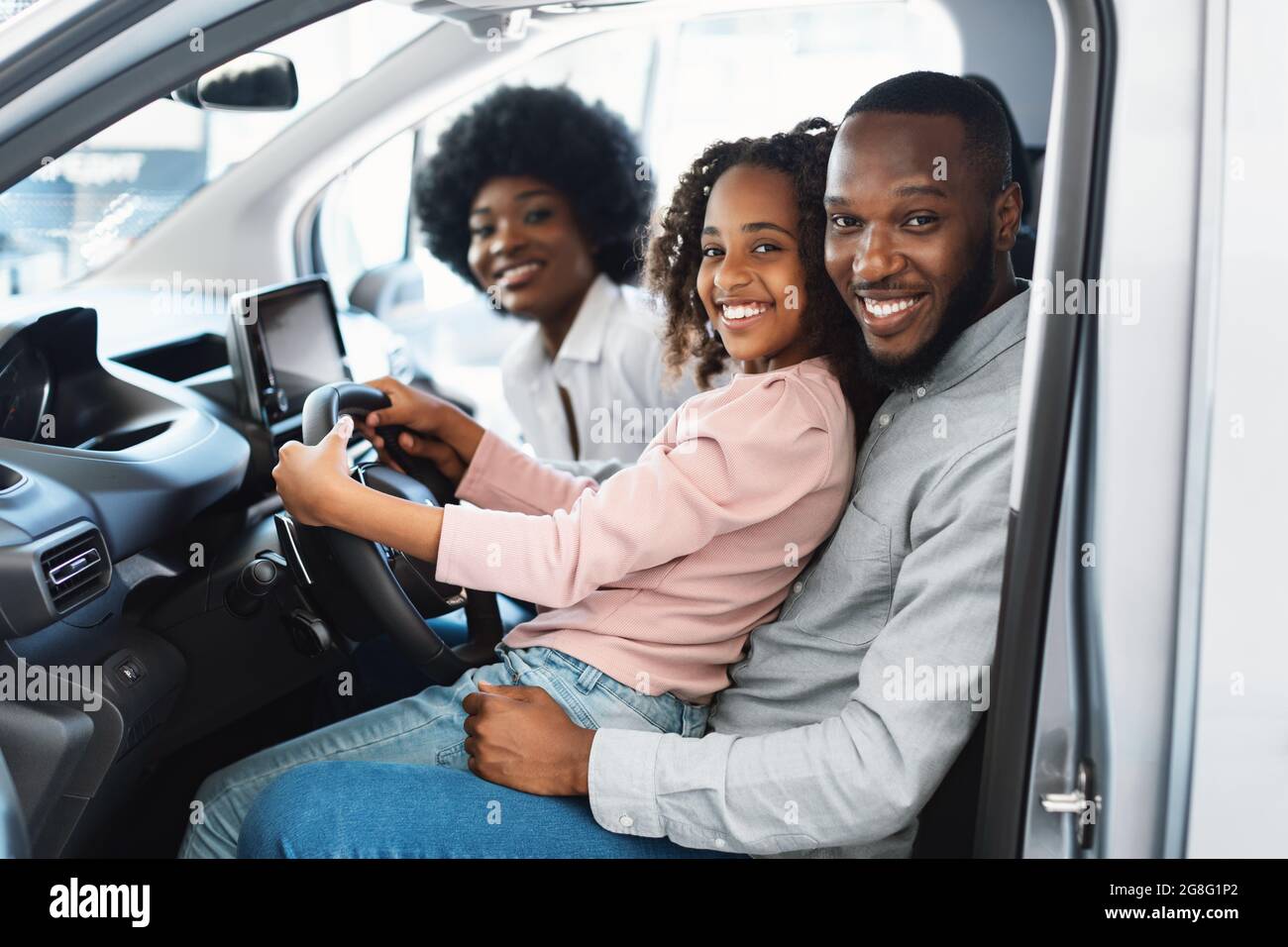 Car drive family hi-res stock photography and images - Alamy
