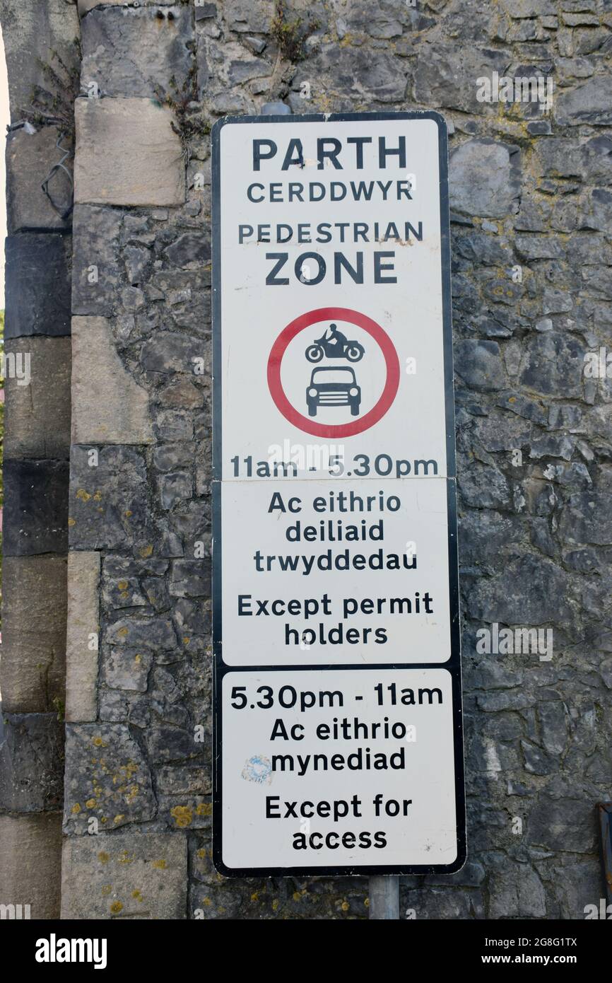 Road sign in English and Welsh, Tenby, Pembrokeshire, South Wales 2021 ...
