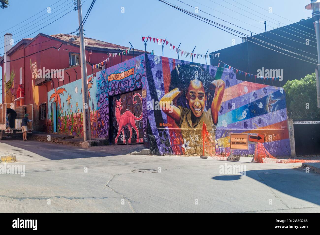 Valparaiso chile murals hi-res stock photography and images - Alamy
