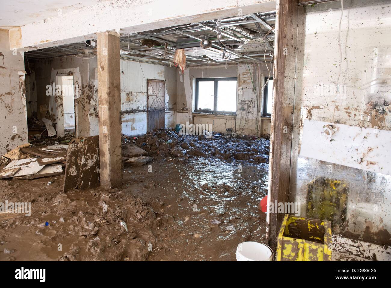 Knee deep in mud hi-res stock photography and images - Alamy