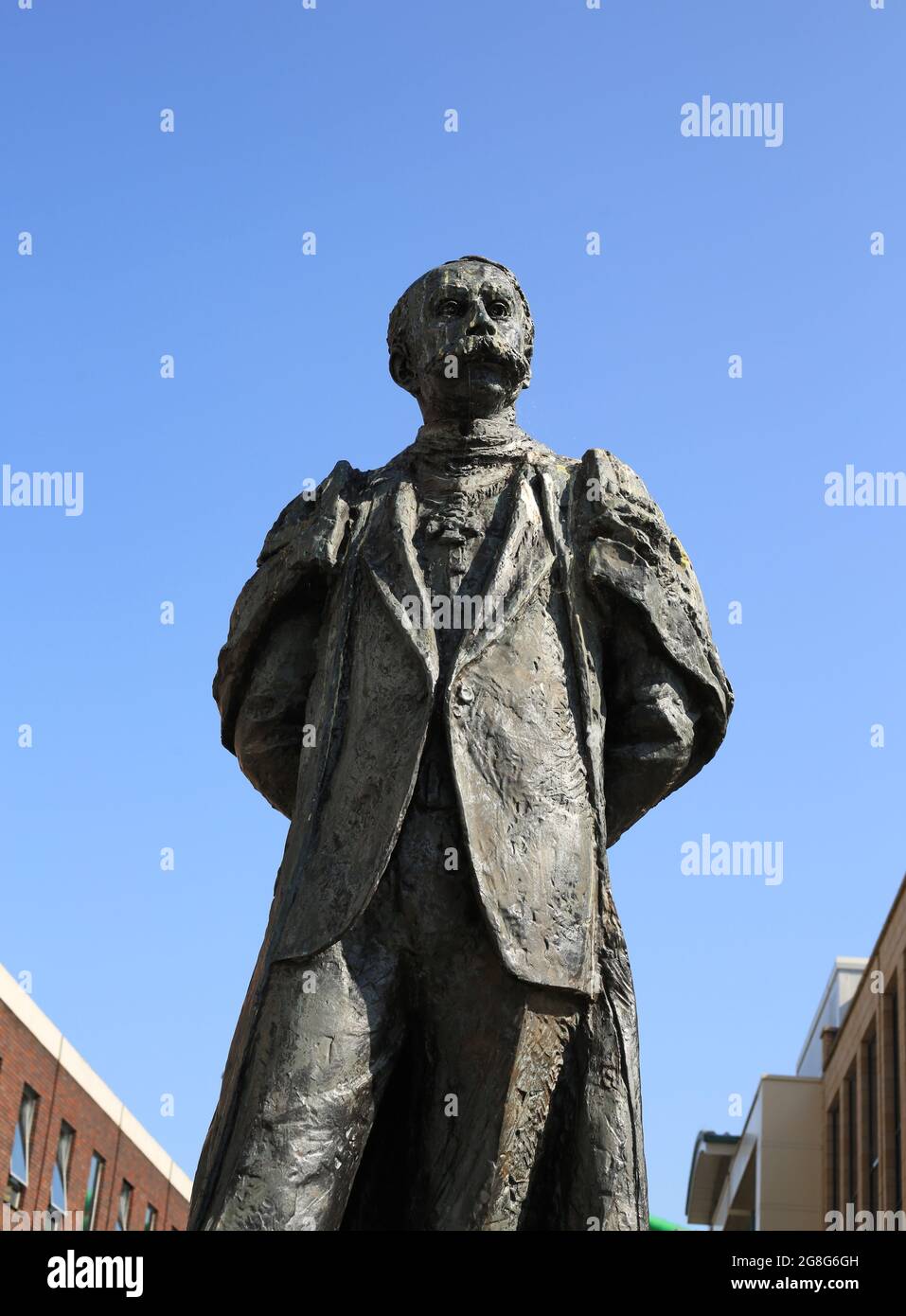 Statue sir edward elgar hi-res stock photography and images - Alamy
