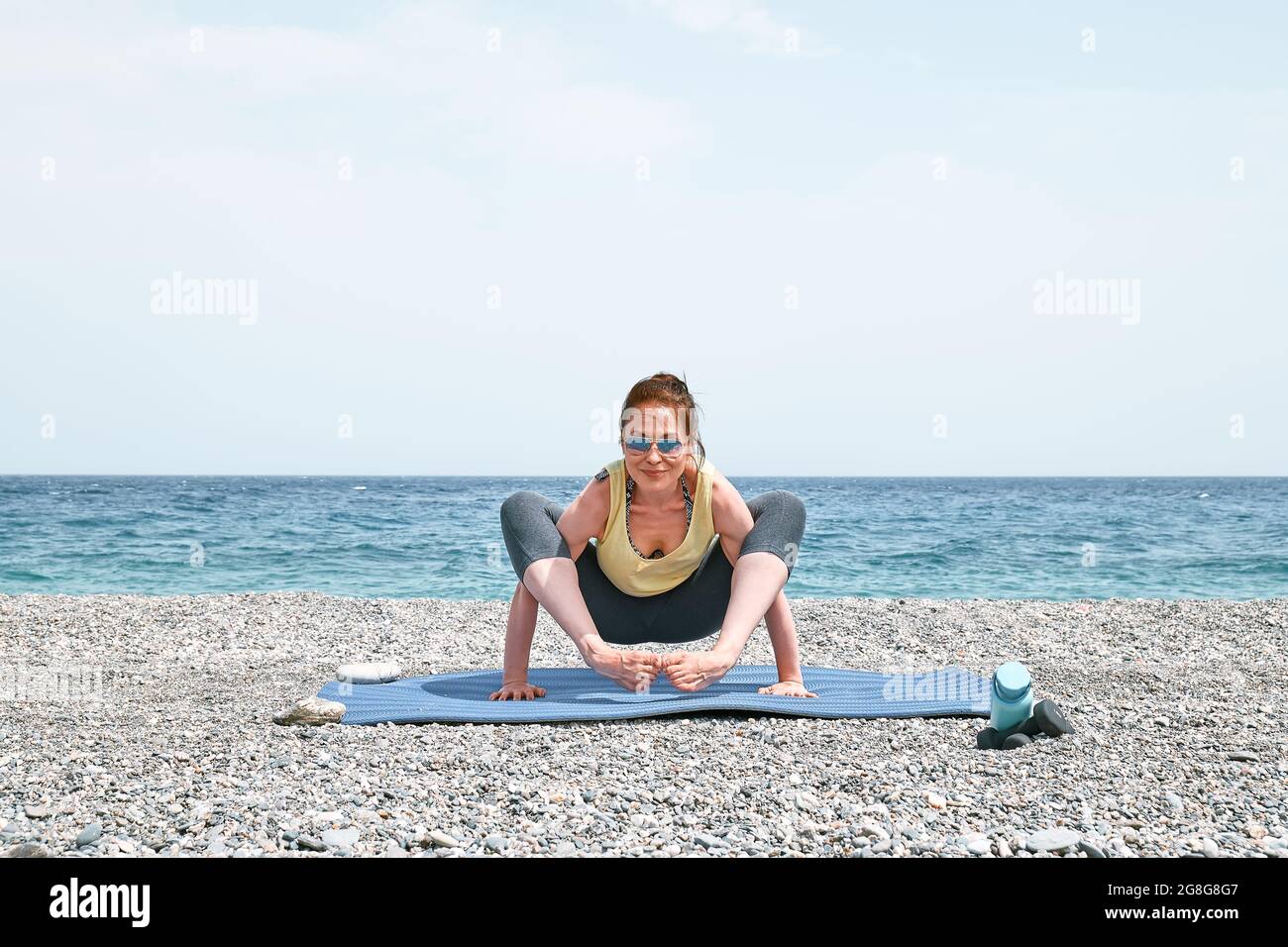 Frog pose hi-res stock photography and images - Alamy