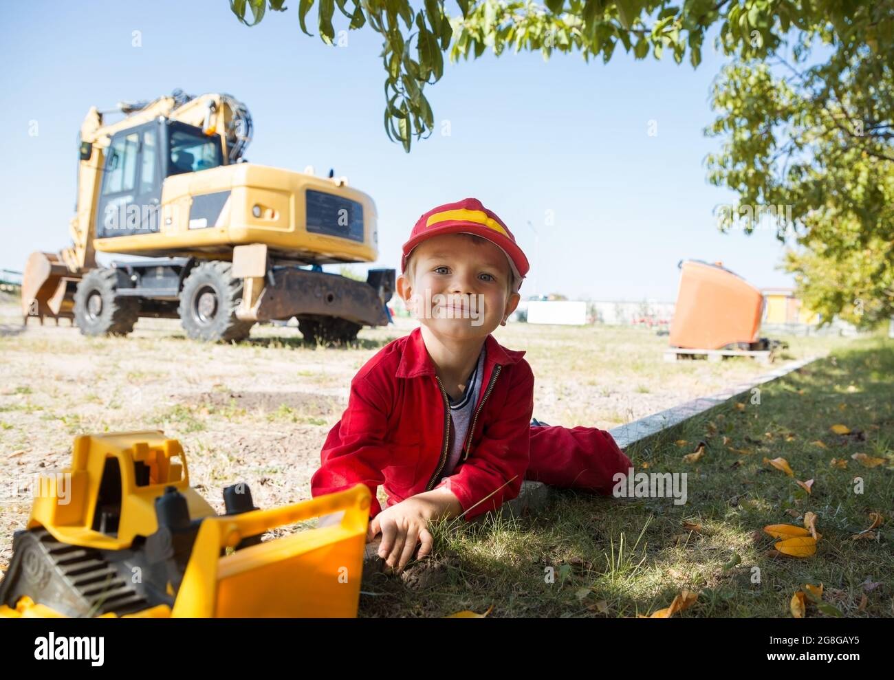 Red toy excavator hi-res stock photography and images - Alamy
