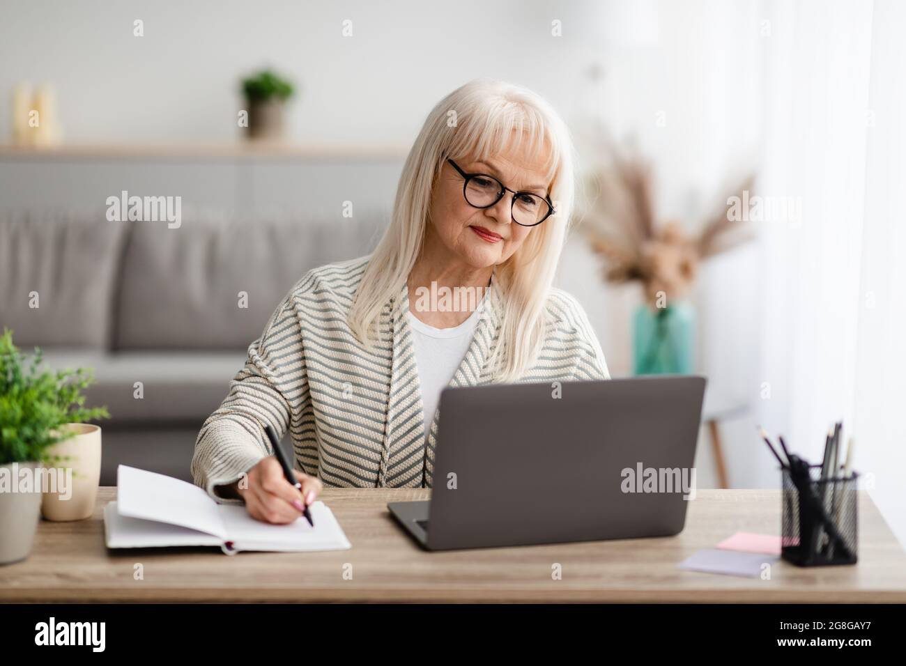 Elderly writing letter hi-res stock photography and images - Alamy