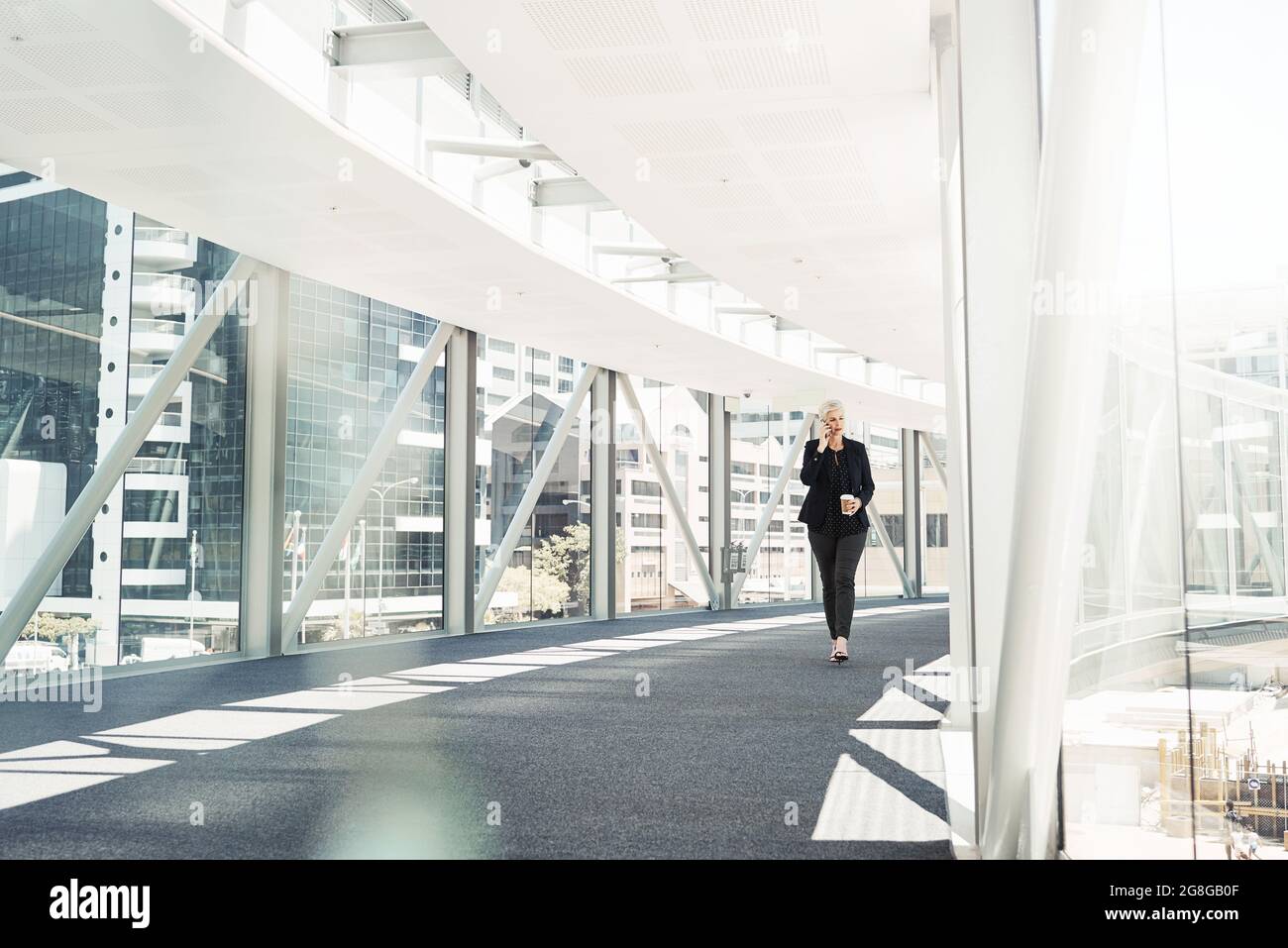 Catching up with her team away from the office Stock Photo - Alamy