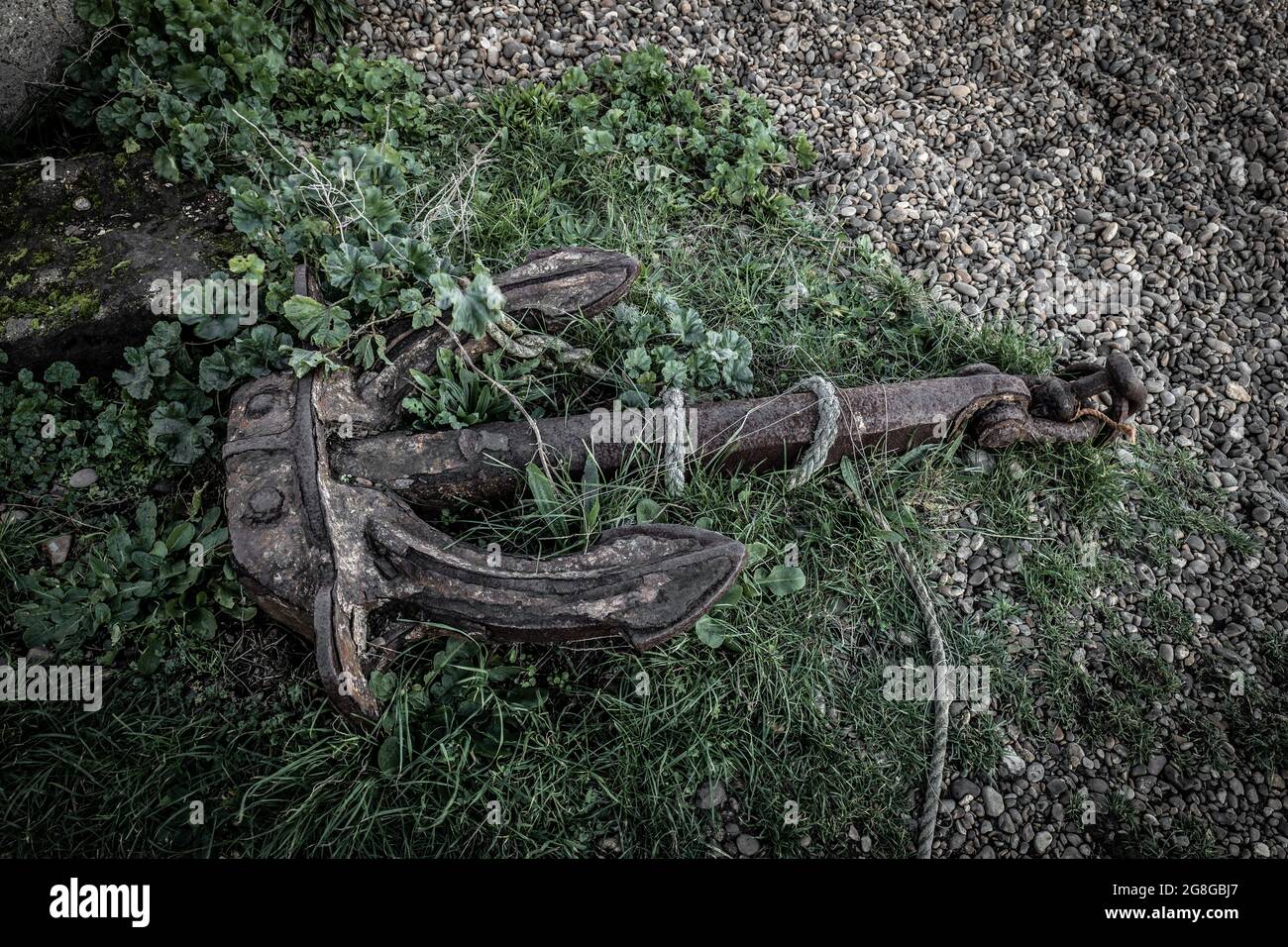 Old rusty anchor in sand hi-res stock photography and images - Alamy