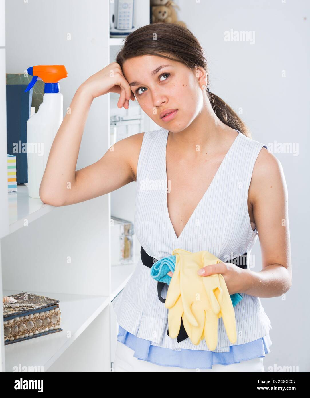 Young teen cleaning house hi-res stock photography and images - Alamy