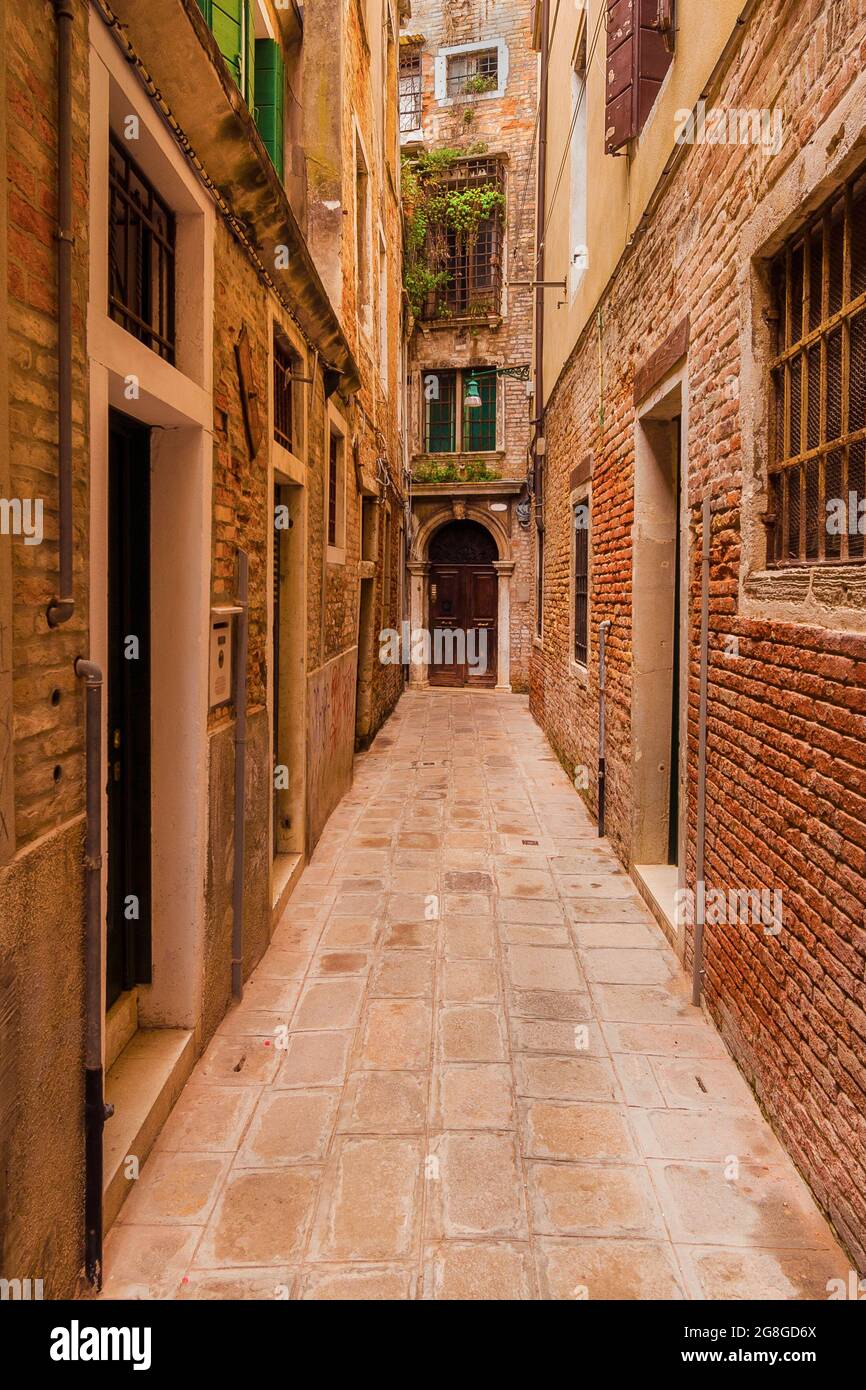 Old venice street brick stone hi-res stock photography and images - Alamy