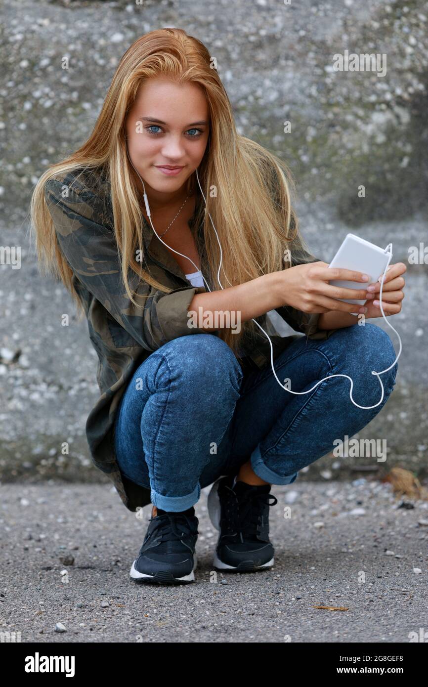 Lightly dressed woman looking hi-res stock photography and images - Alamy