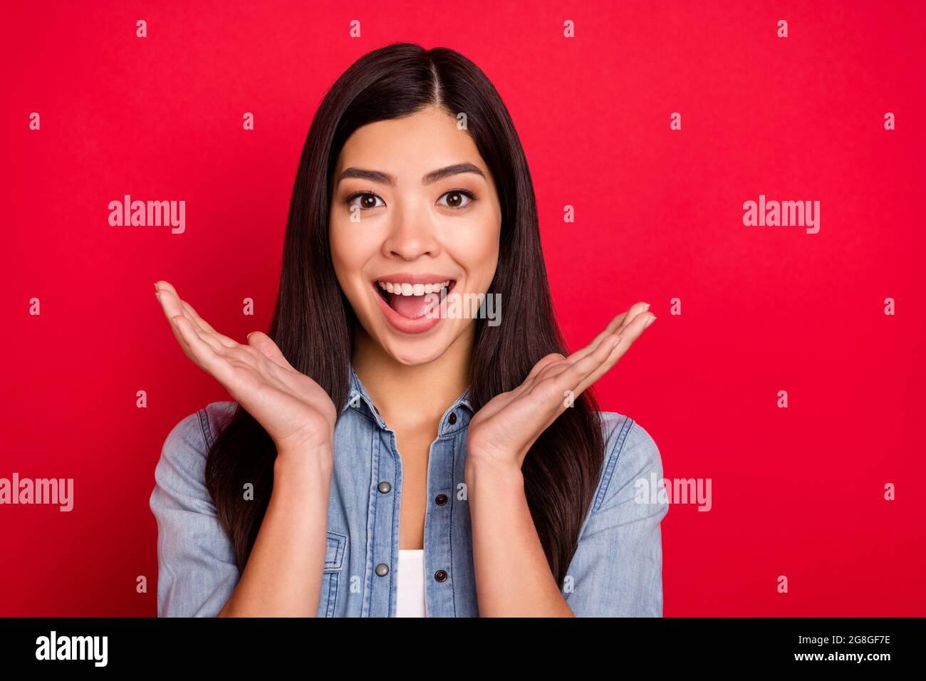 Portrait of attractive amazed cheerful girl clapping palms having fun ...