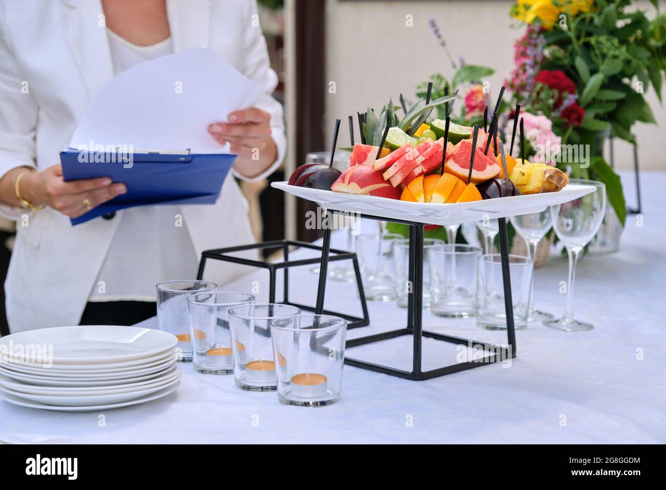 Female event planner dinner hi-res stock photography and images - Alamy