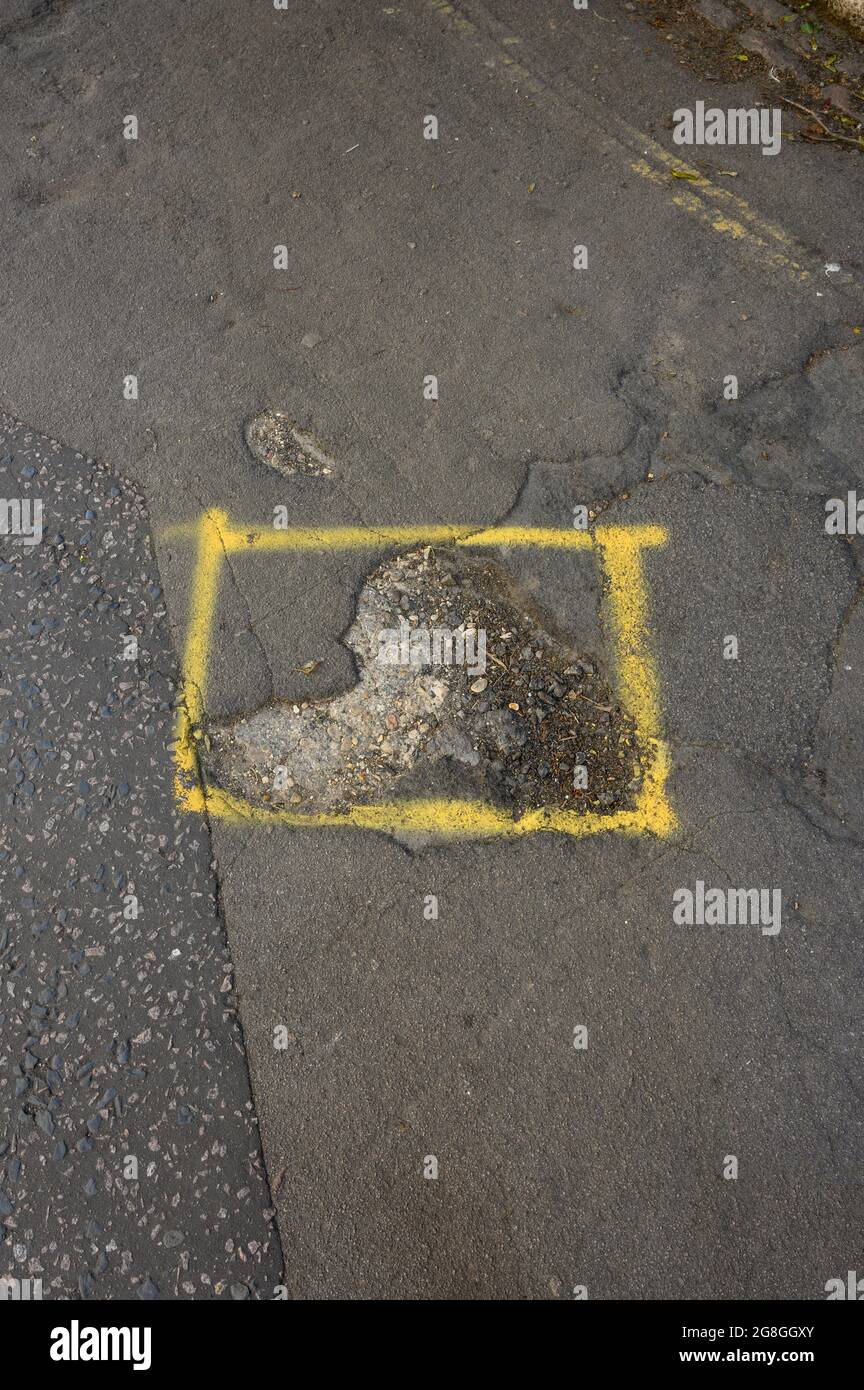 Road marking paint pot hi-res stock photography and images - Alamy