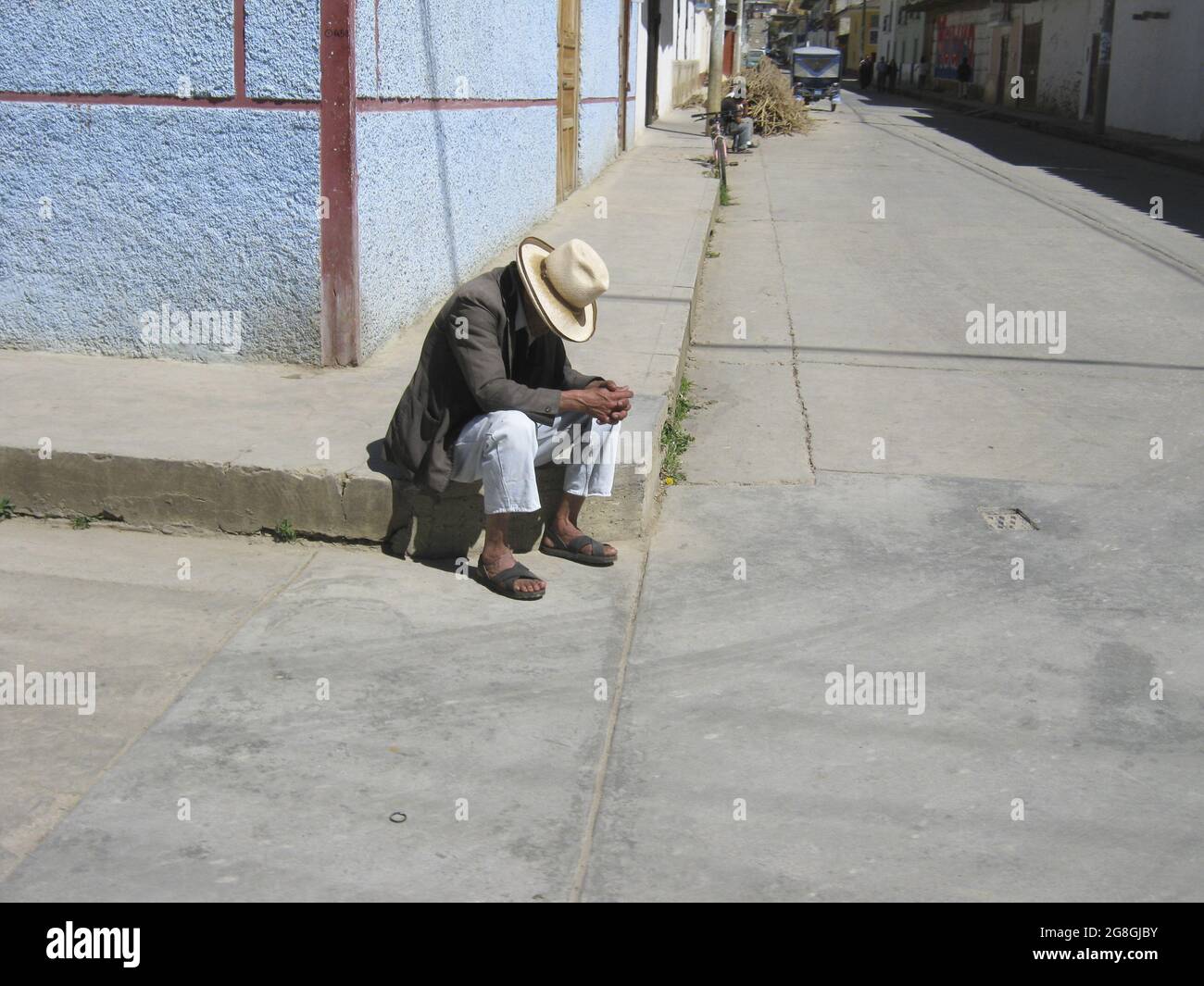 Man wearing a sombrero hi-res stock photography and images - Alamy