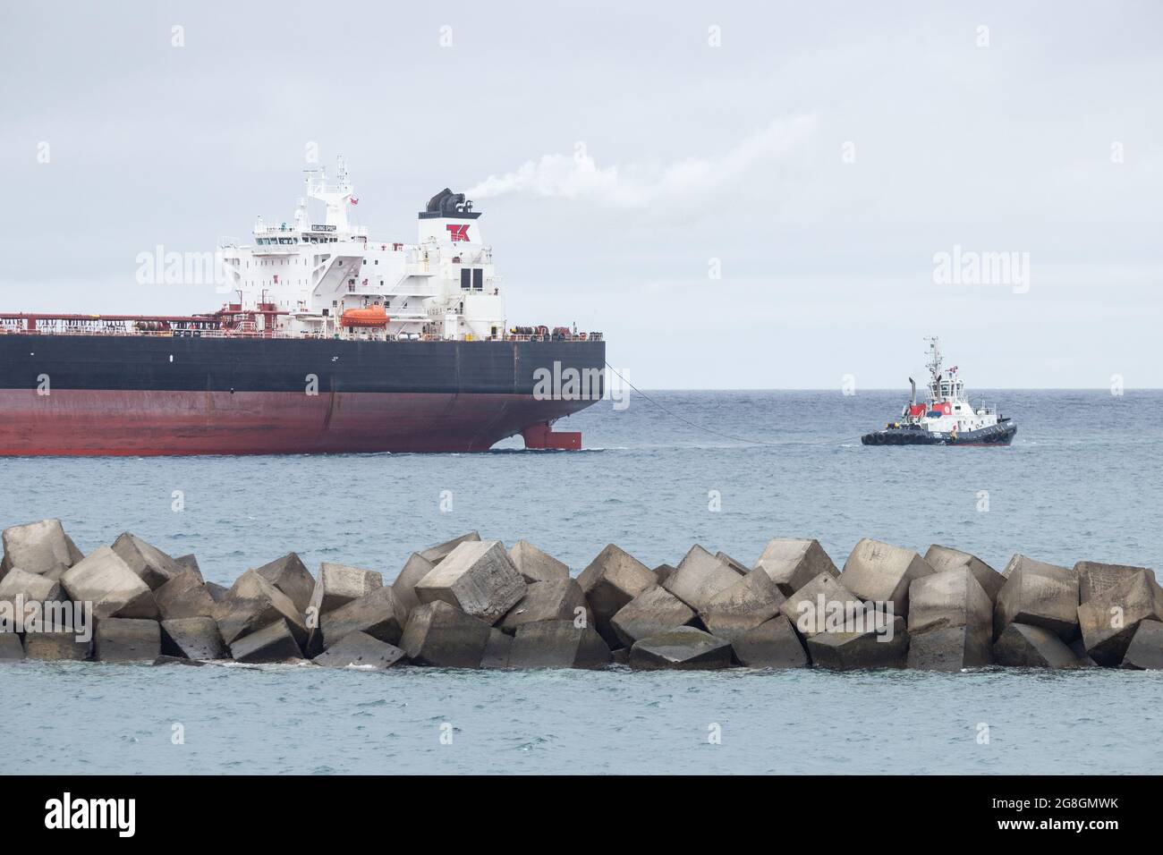 Large oil tanker and tug boat Stock Photo - Alamy