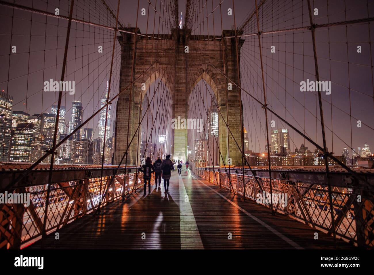 Night walk on the Brooklyn bridge Stock Photo - Alamy
