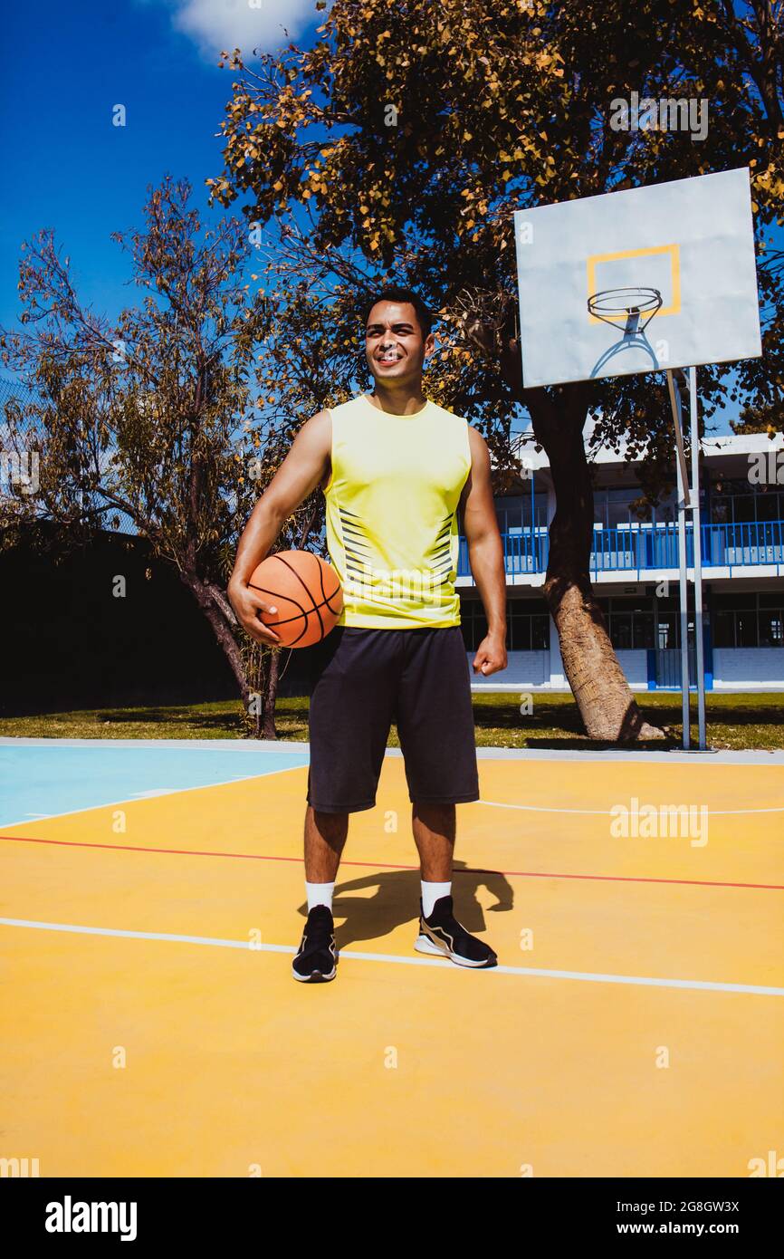 Mexican people playing basketball hi-res stock photography and images ...