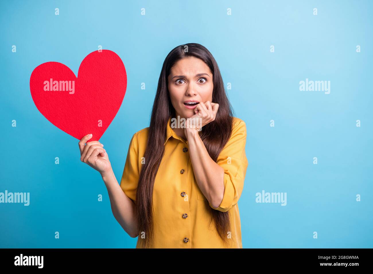 Photo portrait of amazed woman shocked keeping heart love symbol ...