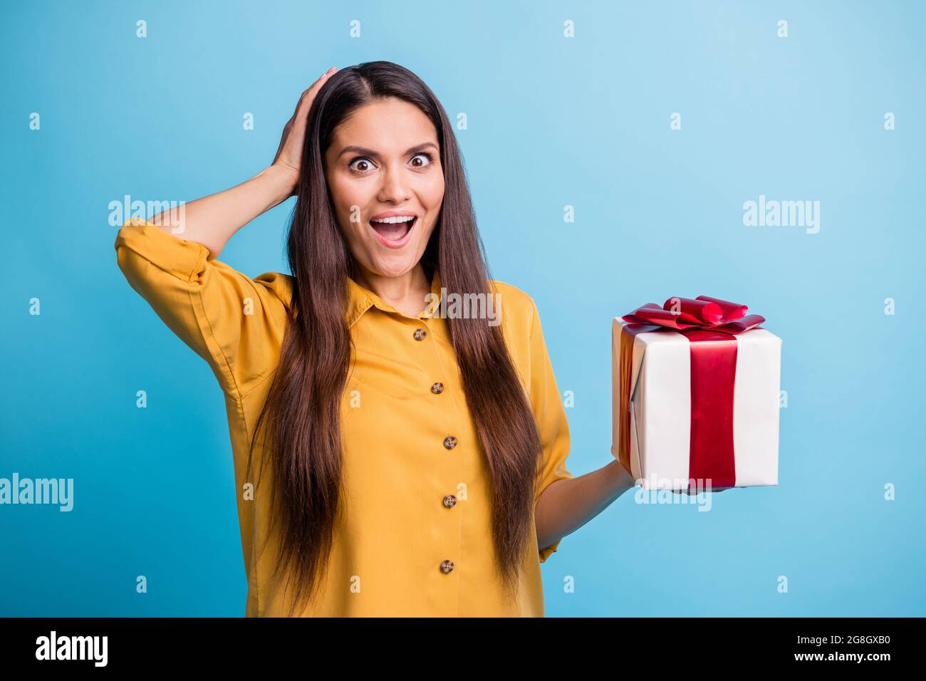 Photo portrait of amazed shocked woman received present on birthday ...