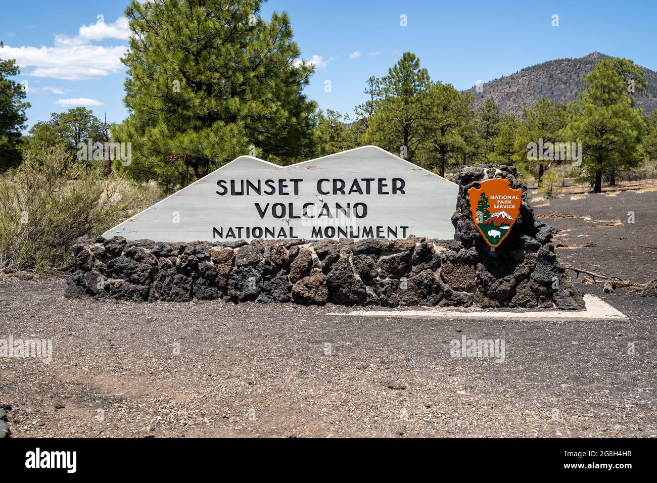 National volcanic monument welcome sign hi-res stock photography and ...