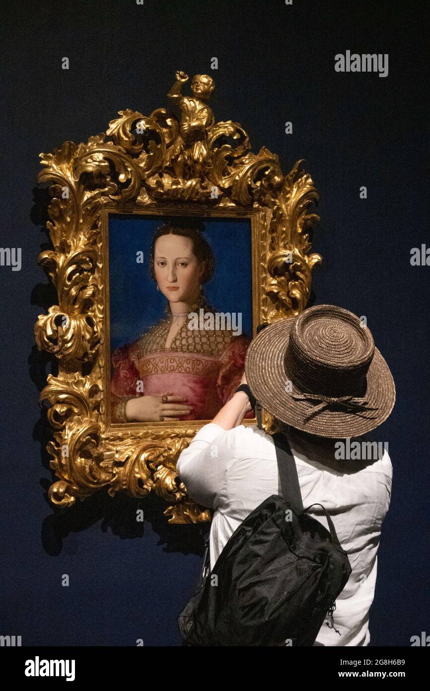 Exhibit collection portraits hi-res stock photography and images - Alamy