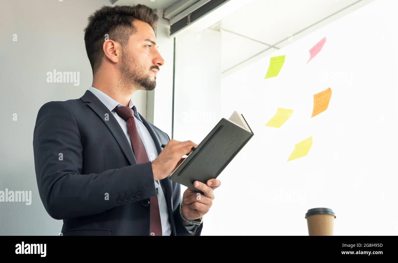 Person and sticky notes on wall hi-res stock photography and images - Alamy