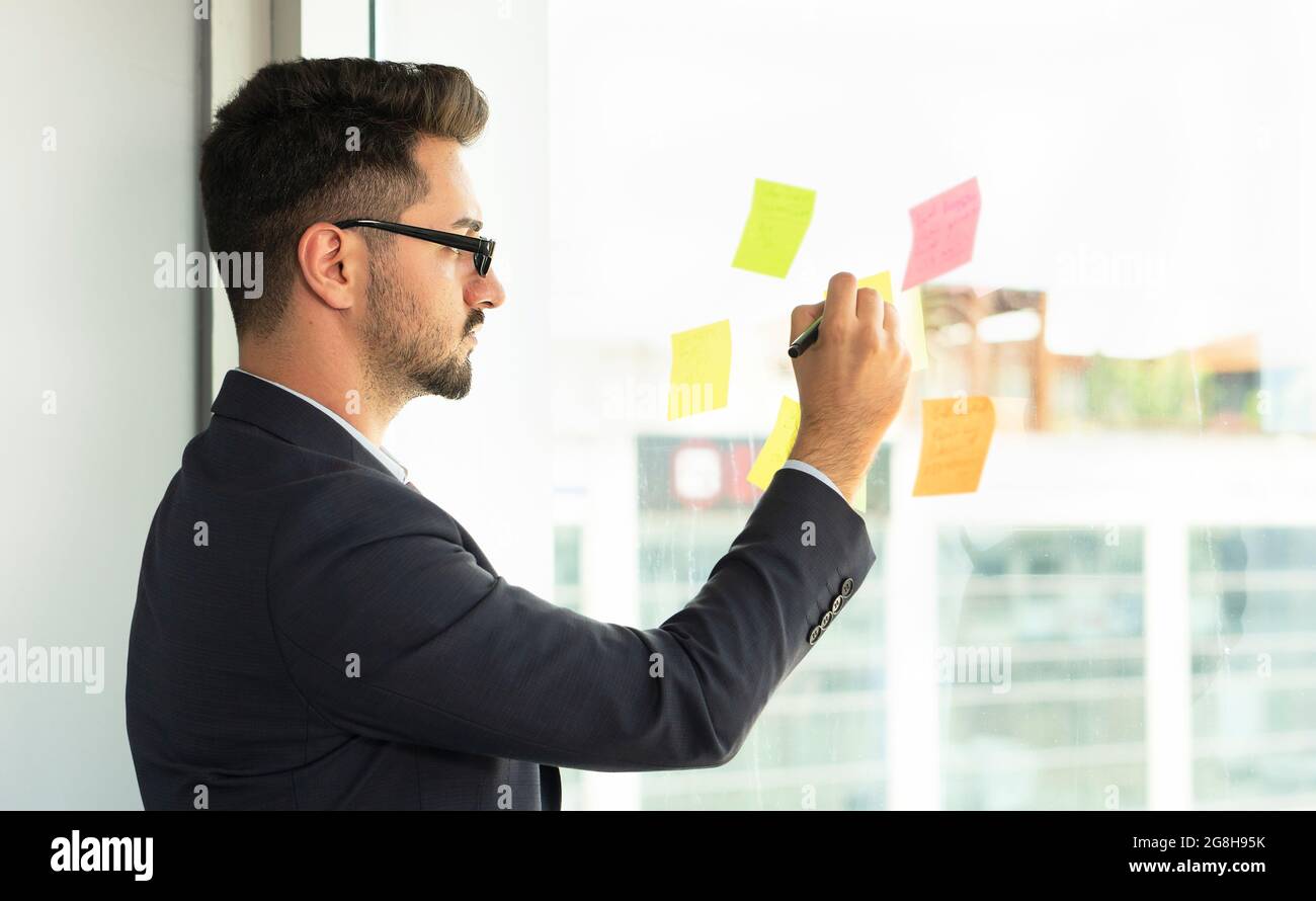 Person and sticky notes on wall hi-res stock photography and images - Alamy