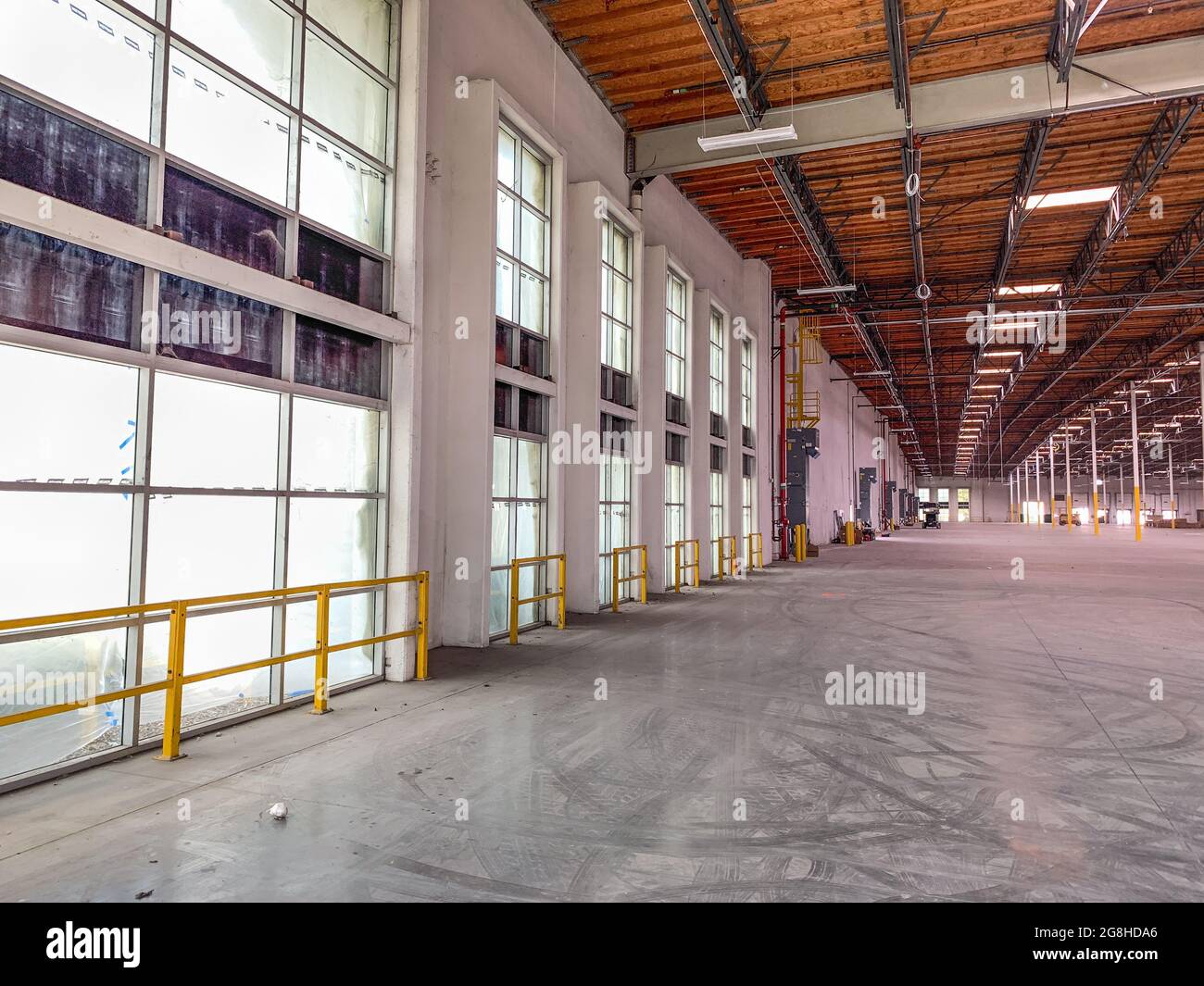 Massive Empty Industrial Warehouse Interior Stock Photo - Alamy