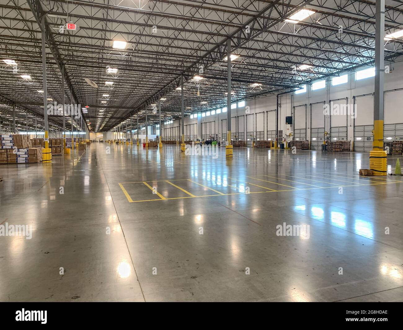 Massive Empty Industrial Warehouse Interior Stock Photo - Alamy