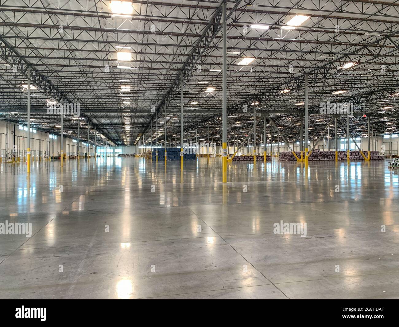 Massive Empty Industrial Warehouse Interior Stock Photo - Alamy