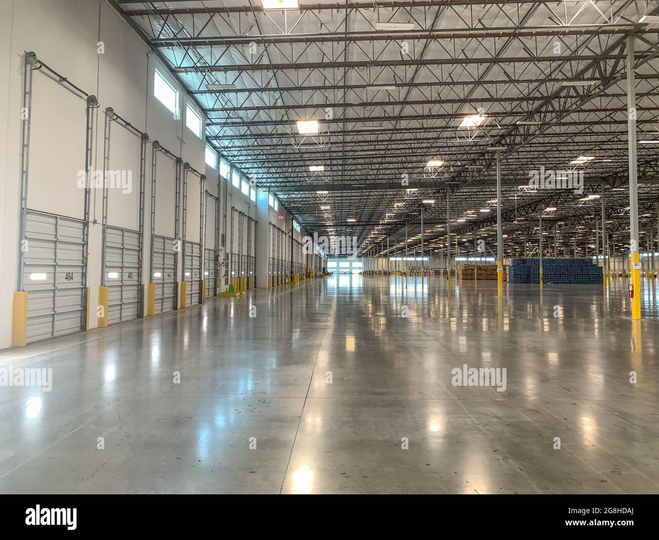 Massive Empty Industrial Warehouse Interior Stock Photo - Alamy