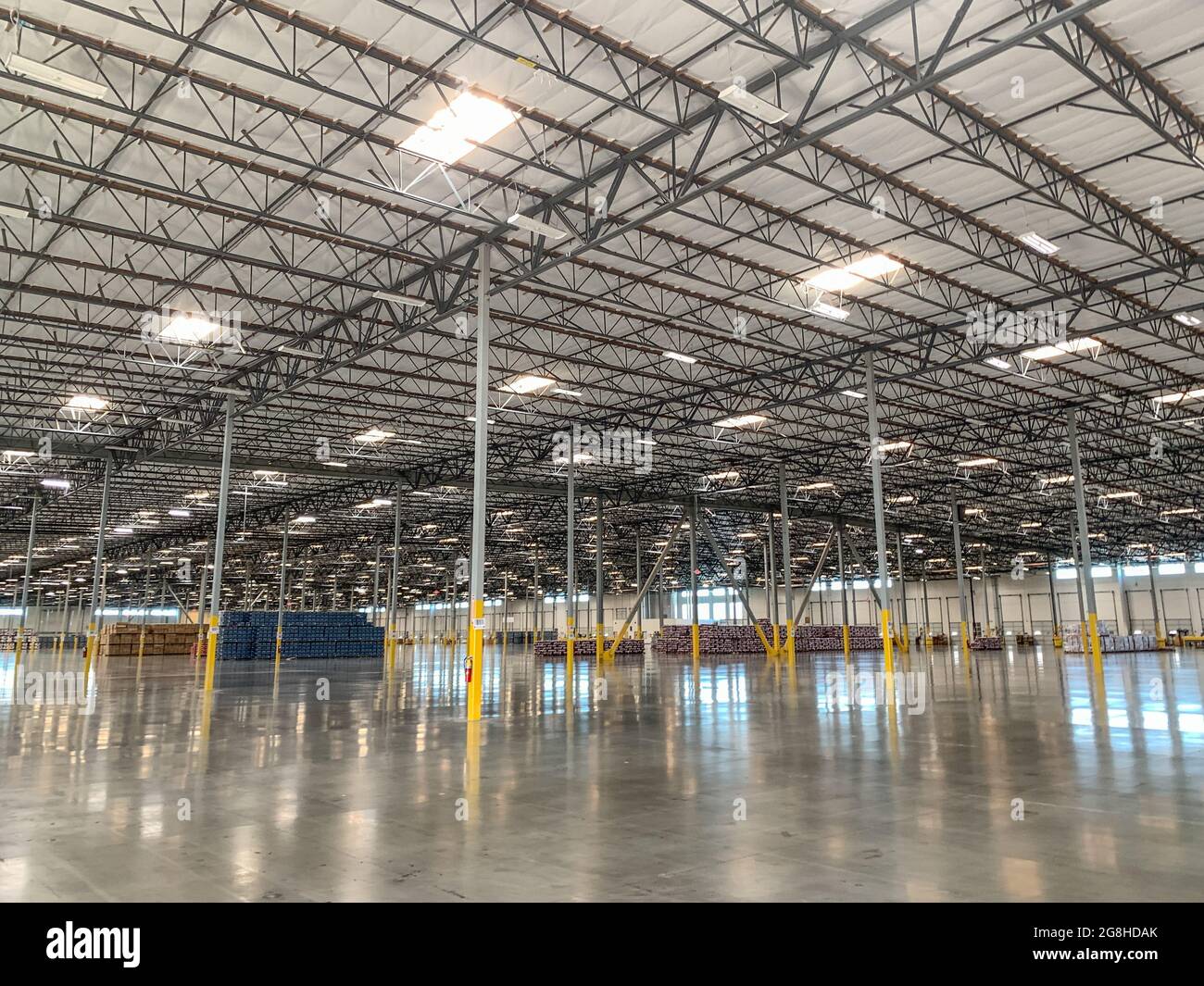 Massive Empty Industrial Warehouse Interior Stock Photo - Alamy