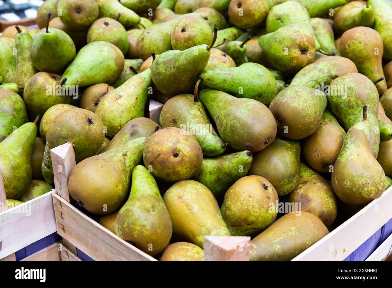 Fresh pears in wooden boxes Stock Photo - Alamy