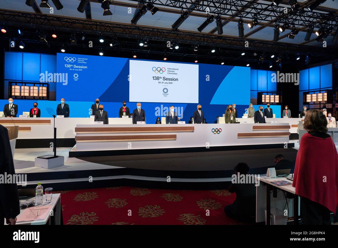 (210721) -- TOKYO, July 21, 2021 (Xinhua) -- Members of the ...