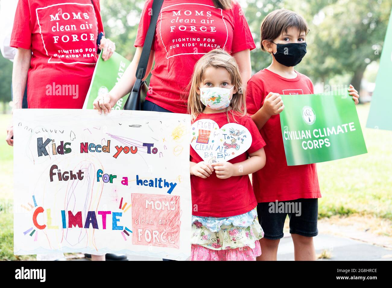 Moms clean air force hi-res stock photography and images - Alamy